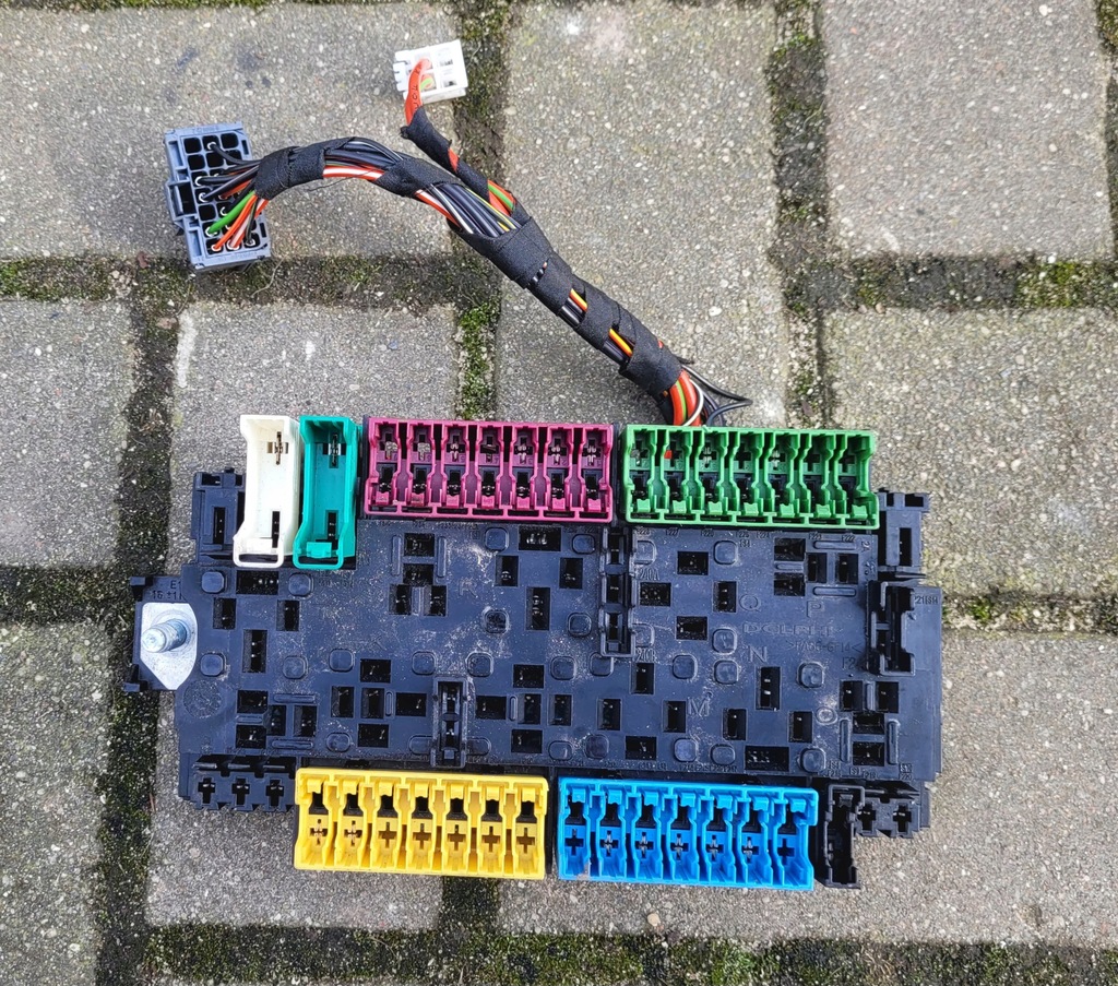 MERCEDES SKRZYNKA BEZPIECZNIKÓW A2469067100 - 15242580104 - oficjalne ...