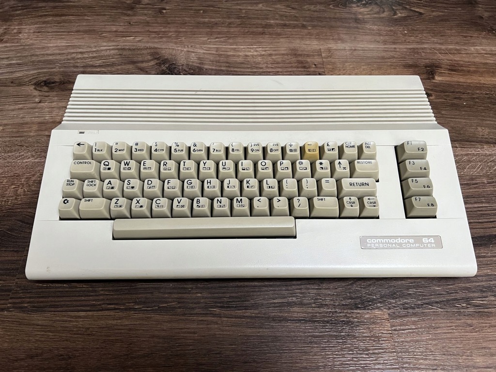 Komputer Commodore 64 C - RED LED - 14709066285 - oficjalne archiwum ...