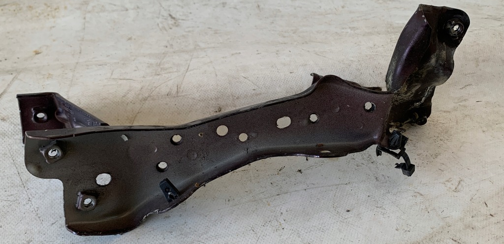 UCHWYT BŁOTNIKA LEWY AUDI A3 8V 8V0821135A - 12578663001 - oficjalne ...