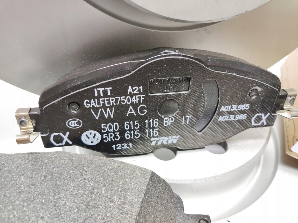 Tarcze 5Q0615301F + klocki 5Q0698151AH VW ORYGINAŁ - 14358782355 ...