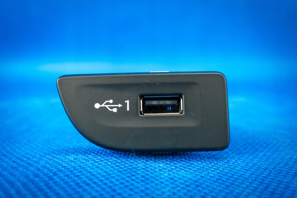 Przyłącze port USB Audi A3 S3 RS3 8V 8V1035726 - 8437730904 - oficjalne ...