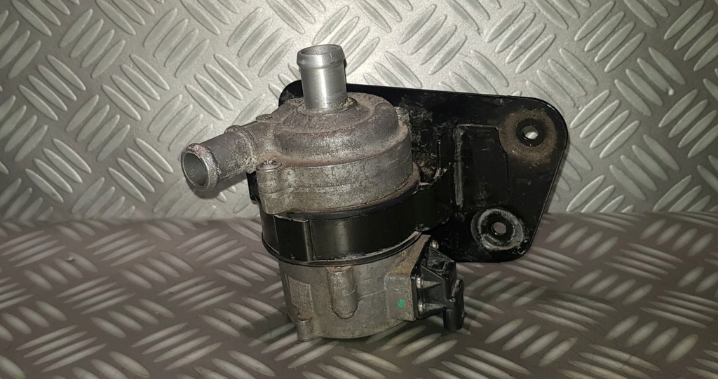 AUDI Q5 80A 2.0 TDI DODATKOWA POMPA WODY POMPKA 4H0965567A UCHWYT ...