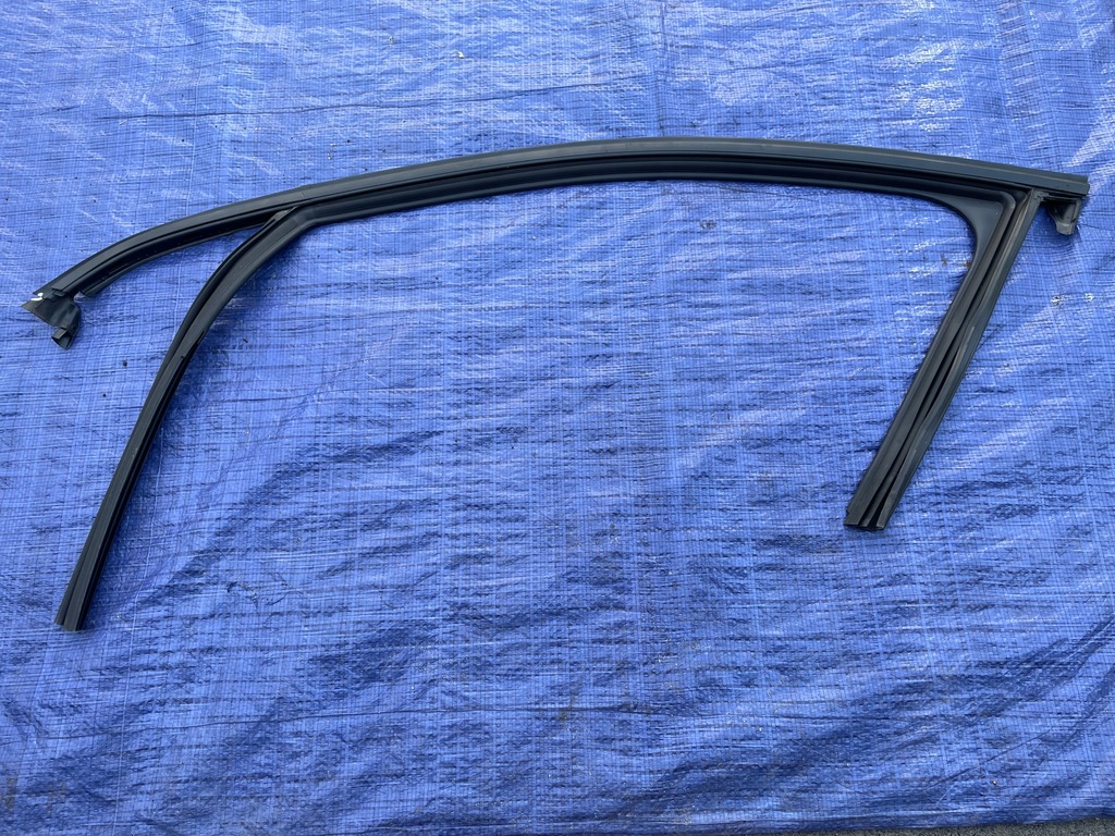 PEUGEOT 308 T9 USZCZELKA SZYBY DRZWI LEWY PRZÓD - 13828776698 ...