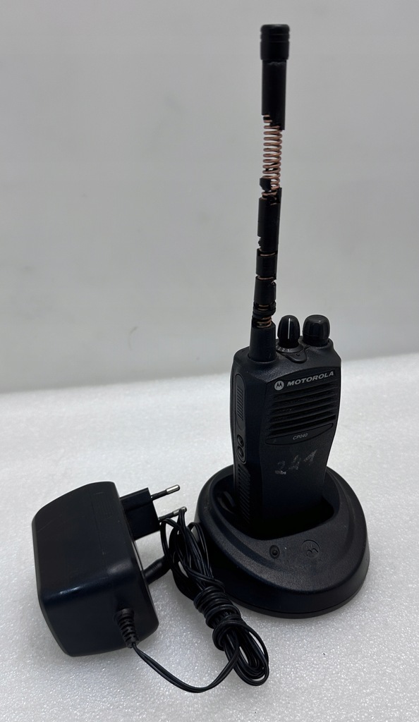 Radiotelefon MOTOROLA CP040 MDH50KDC9AA1AN PG302CB + Stacja ładująca (2 ...