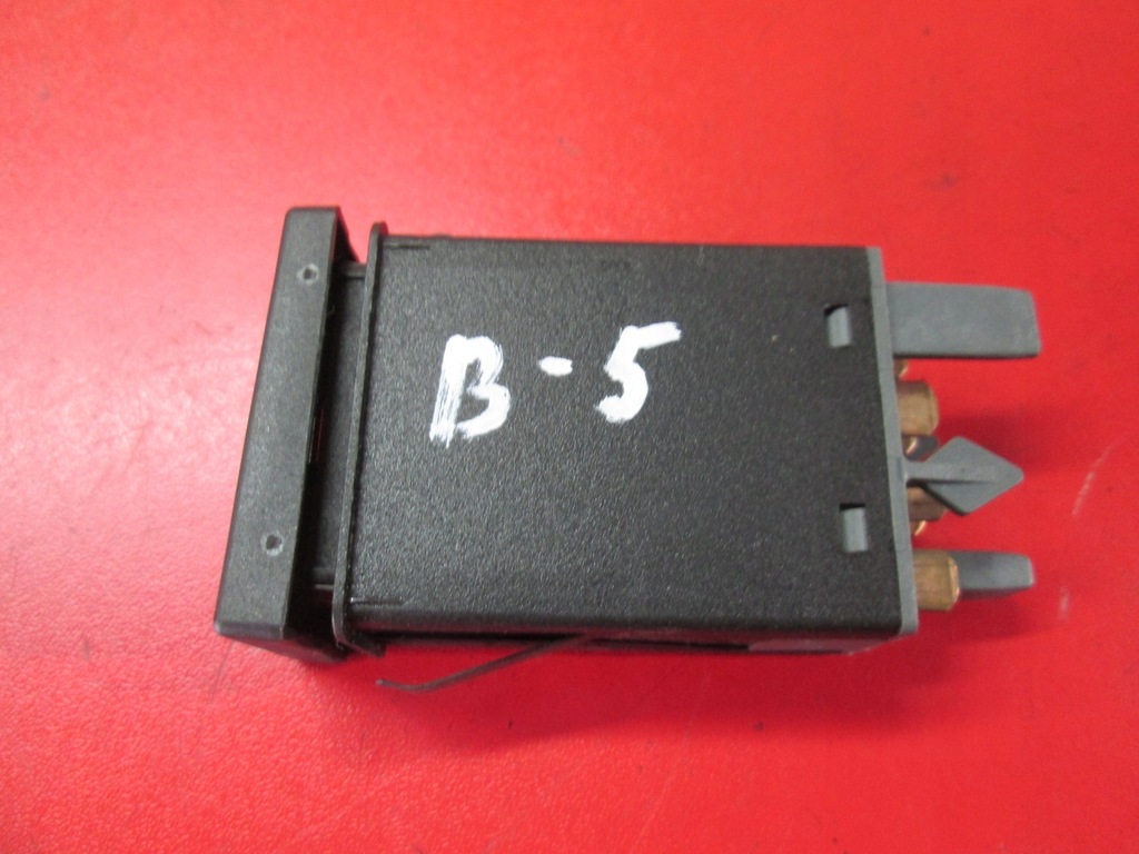 WŁĄCZNIK ŚWIATEŁ AWARYJNYCH PASSAT B5 3B0953235B - 8525414456 - oficjalne archiwum Allegro