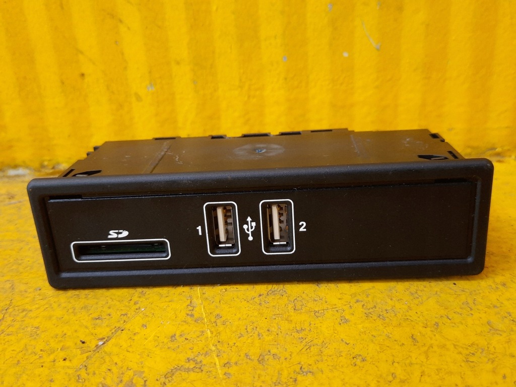 MERCEDES W213 GNIAZDO WEJŚIE USB A2138200401 - 12589961571 - oficjalne ...