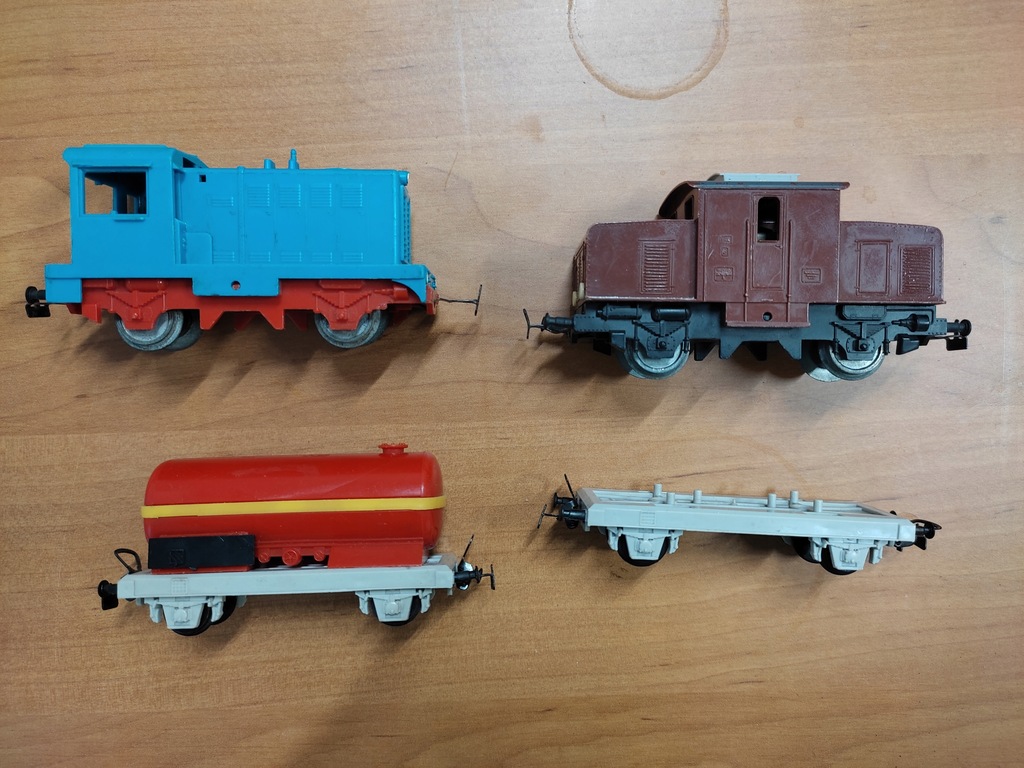 Zestaw dwie lokomotywy i dwa wagony Piko Junior w skali H0 od 1 zł ...