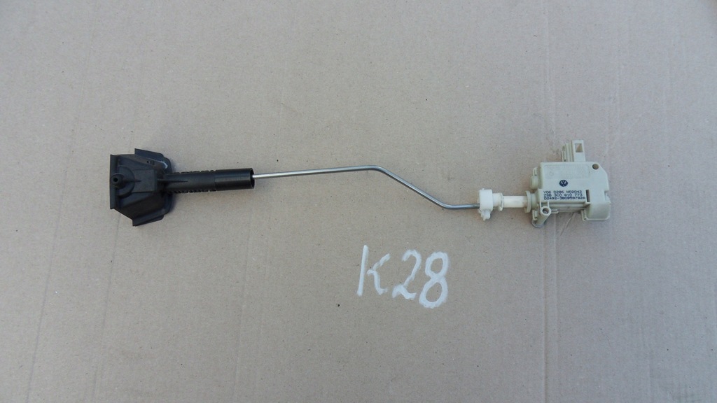 SIŁOWNIK KLAPKI WLEWU PALIWA RYGIEL VW PASSAT B6 KOMBI 3C0810773 ...
