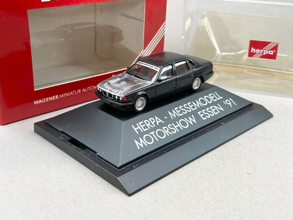 BMW 750iL E32 - podnoszona maska - Herpa PC 1:87 - 13087713122 - oficjalne archiwum Allegro