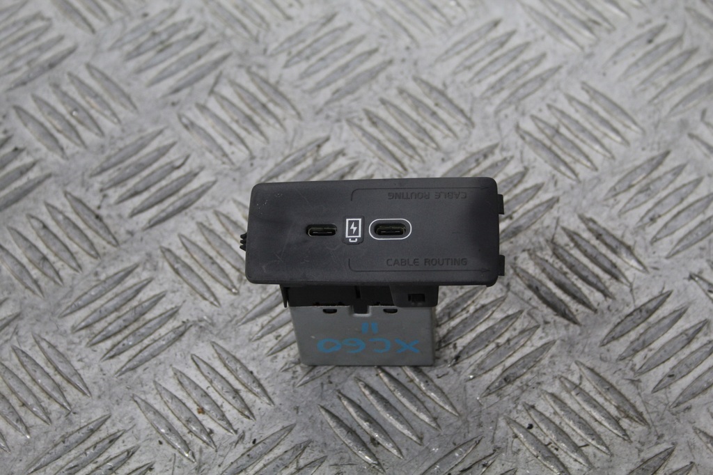 GNIAZDO USB TYPU C VOLVO XC60 II 2 LIFT P31682676 - 13768761311 ...