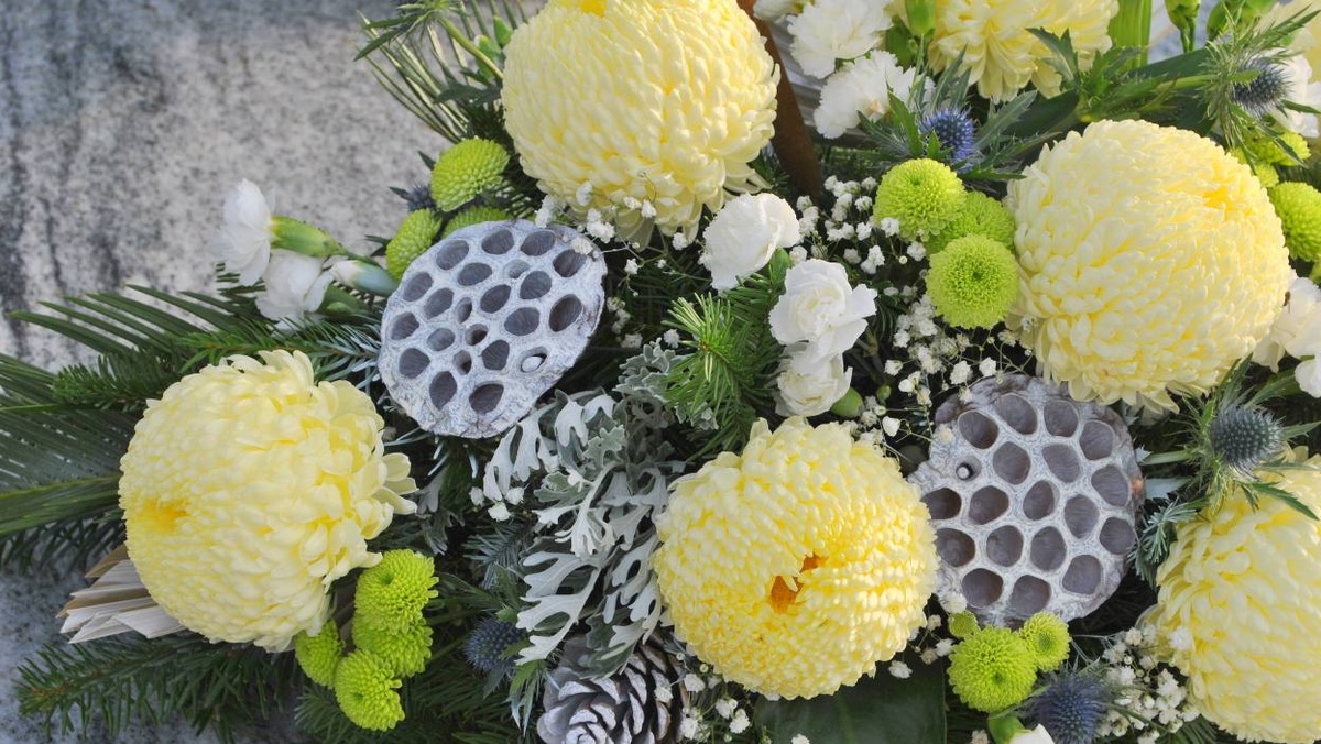 Nowoczesne stroiki na cmentarz, które są modne w 2024 r. Te kwiatowe wzory olśniewają na ...