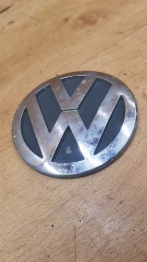 EMBLEMAT ZNACZEK LOGO KLAPY TYŁ VW POLO IV 9N 6Q0853630 za 40 zł z ...