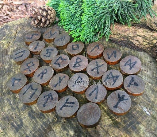 Runy futhark drewniane leszczyna nr 2 wypalane | Kraków | Kup teraz na ...