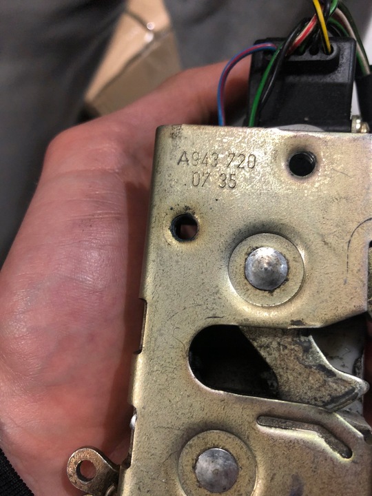 A943 720 0735 MERCEDES ACTROS LOCK DOOR 9437200735