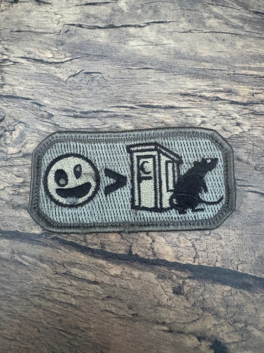 Mil-Spec Monkey "CRAZIER THAN AN OUTHOUSE RAT" Jelvény za 1550.00HUF ...