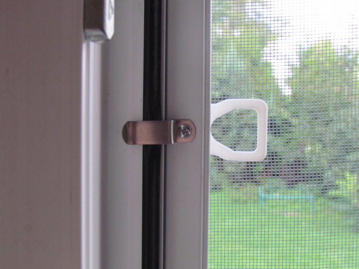 Съемные сетки на окна дома - фото