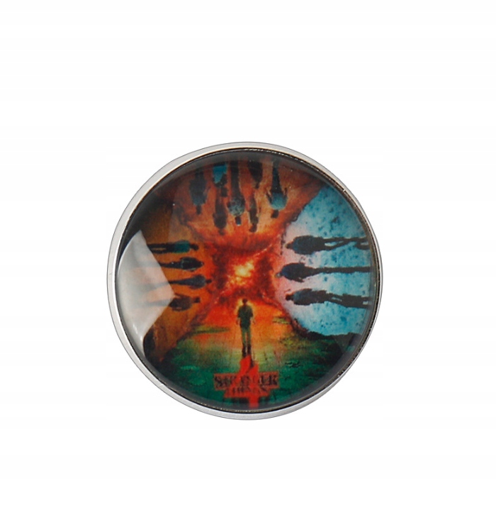 ODZNAK STRANGER THINGS UPSIDE DOWN Kovová placka 2,6 cm se zavíracím ...